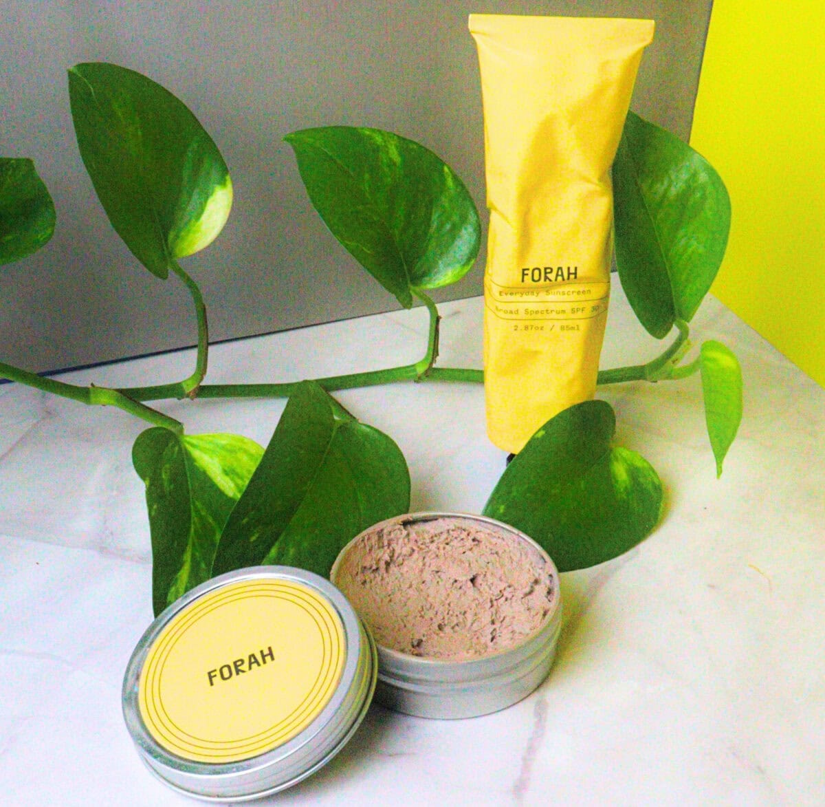 10 Zero Waste Sunscreen Alternatives For A More Sustainable SPF